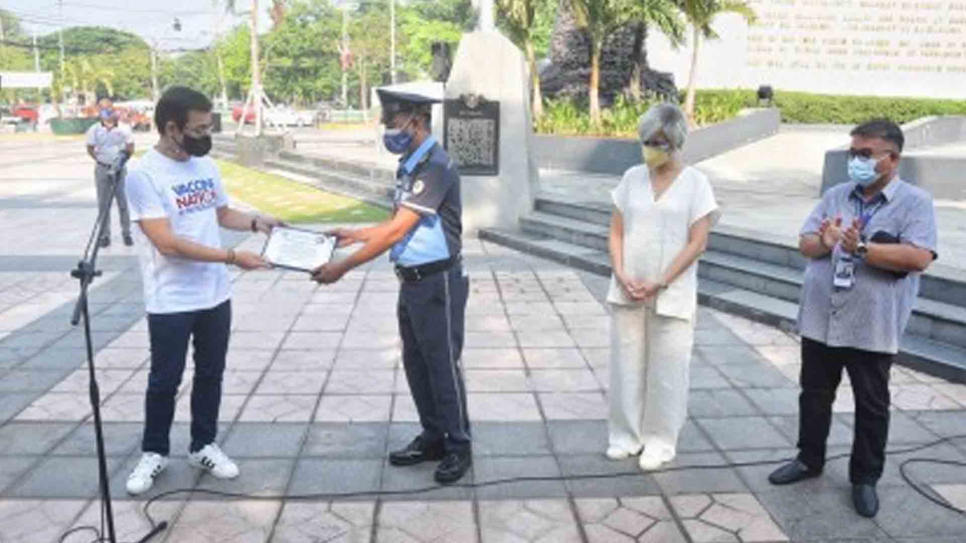 Isko Honors ‘Calm’ Traffic Enforcer In Viral Altercation Video | PAGEONE