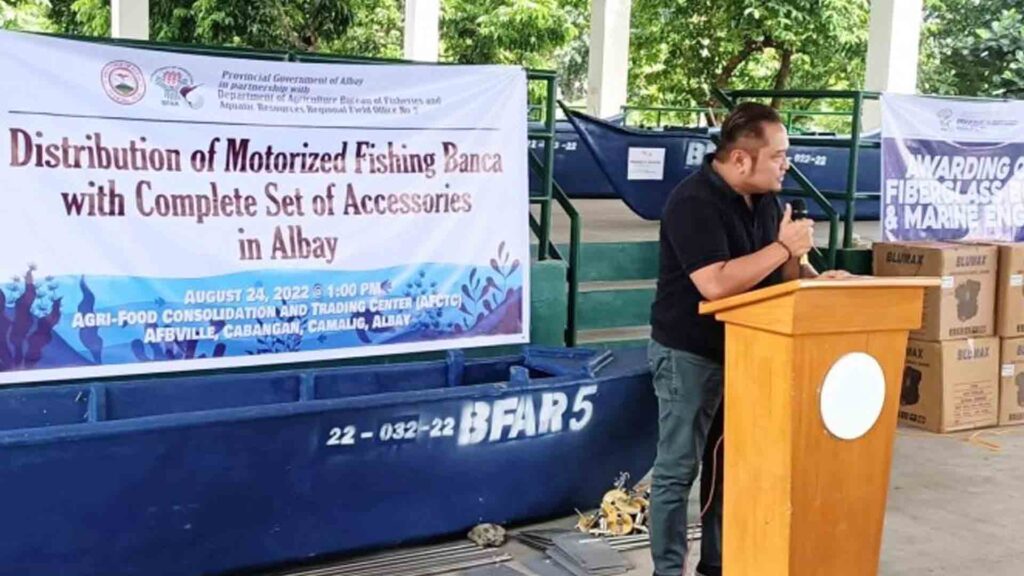 Albay Fishers Receive Fiberglass Boats, Marine Engines From BFAR | PAGEONE