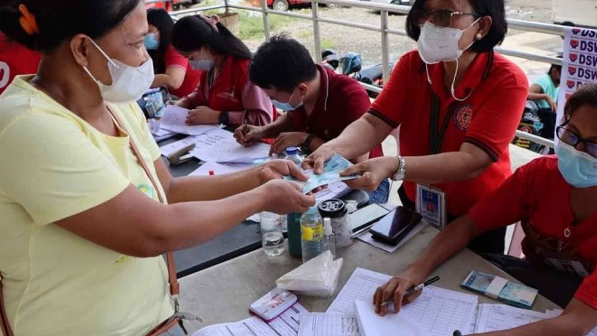 DSWD Cash Aid Helps 16K Students In Crisis In Western Visayas | PAGEONE
