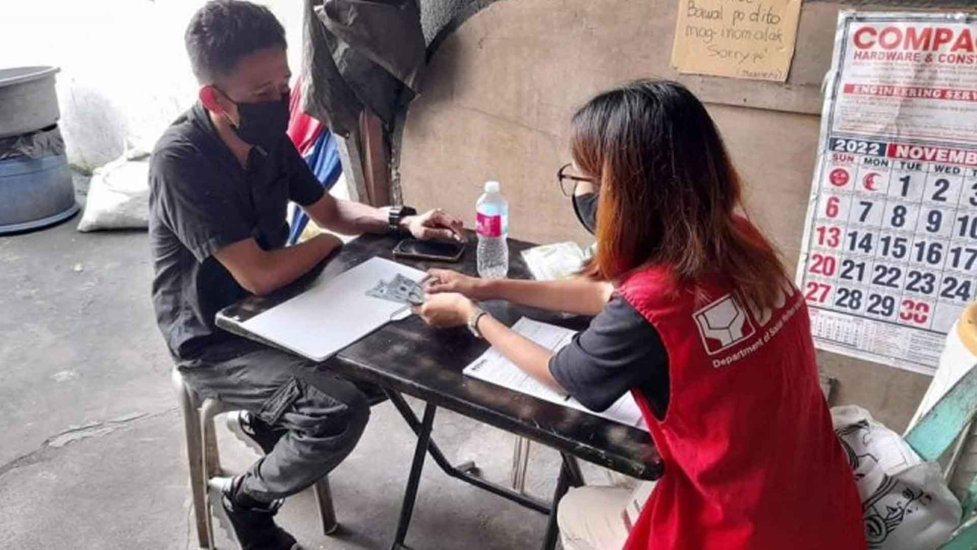 DSWD Distributes Cash Aid To Paeng-Affected Families In Bicol | PAGEONE