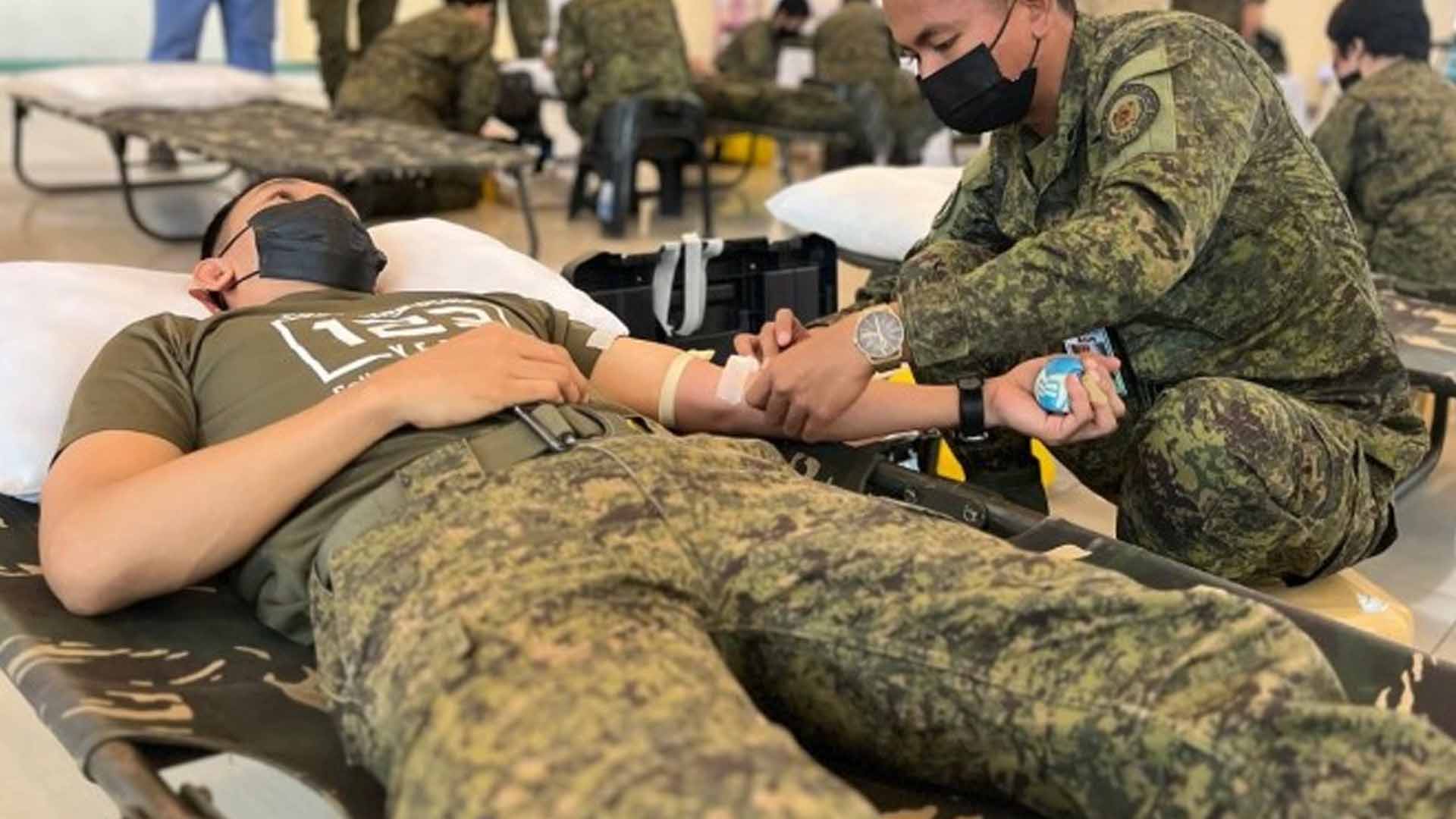 33 Troops Join Philippine Army’s Christmas Bloodletting Drive | PAGEONE