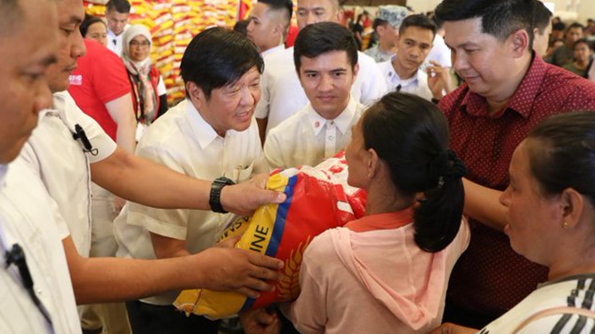 PBBM Leads Distribution Of Confiscated Rice To 4Ps Beneficiaries | PAGEONE