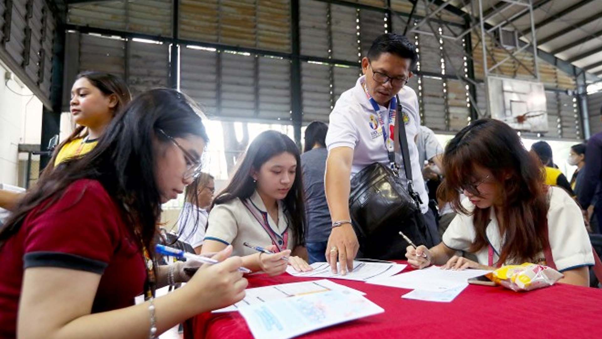 Comelec Exceeds 3M Target For New Voter Registrants | PAGEONE