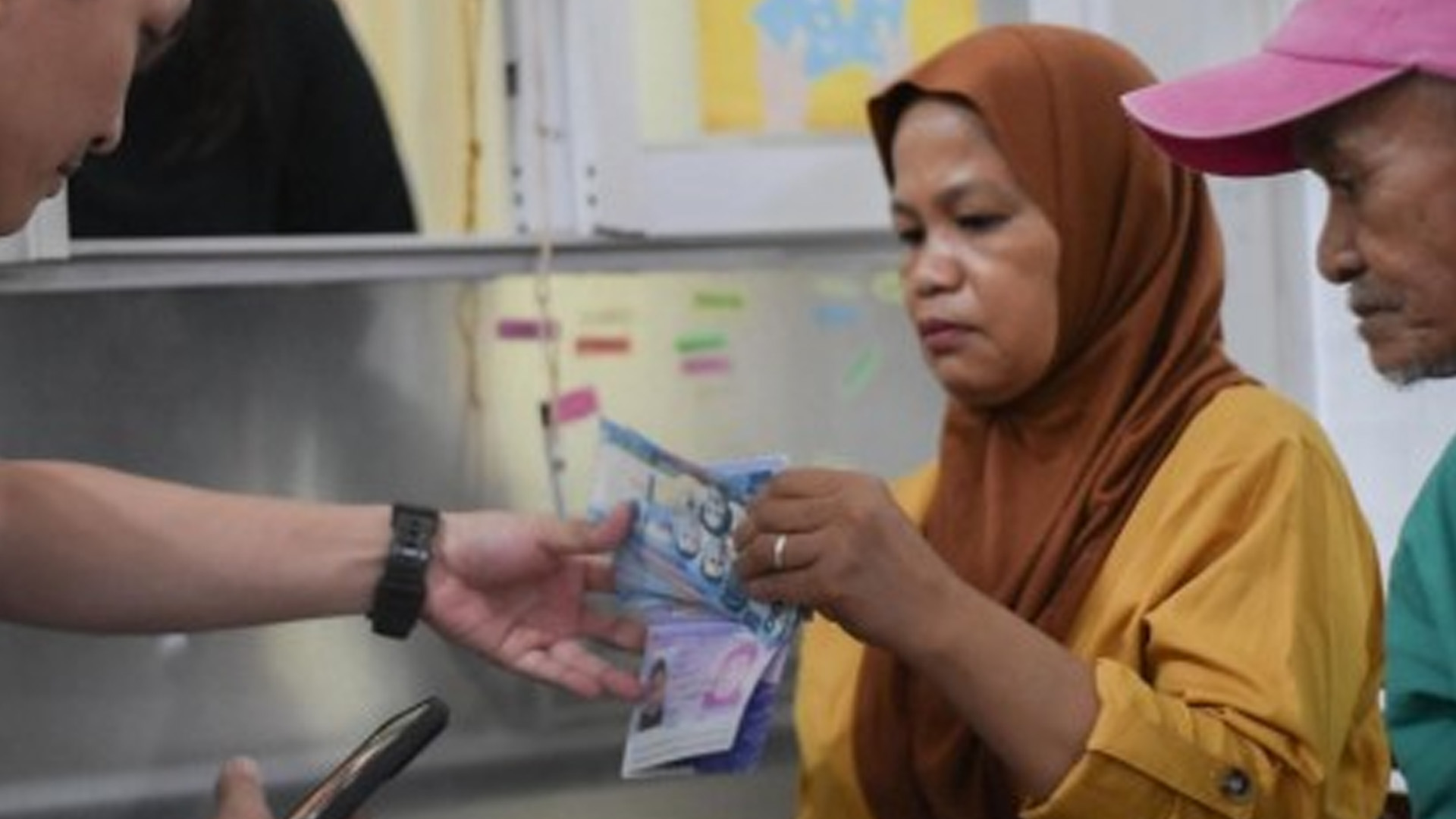 175 Former OFWs Get Aid From BARMM Labor Ministry | PAGEONE