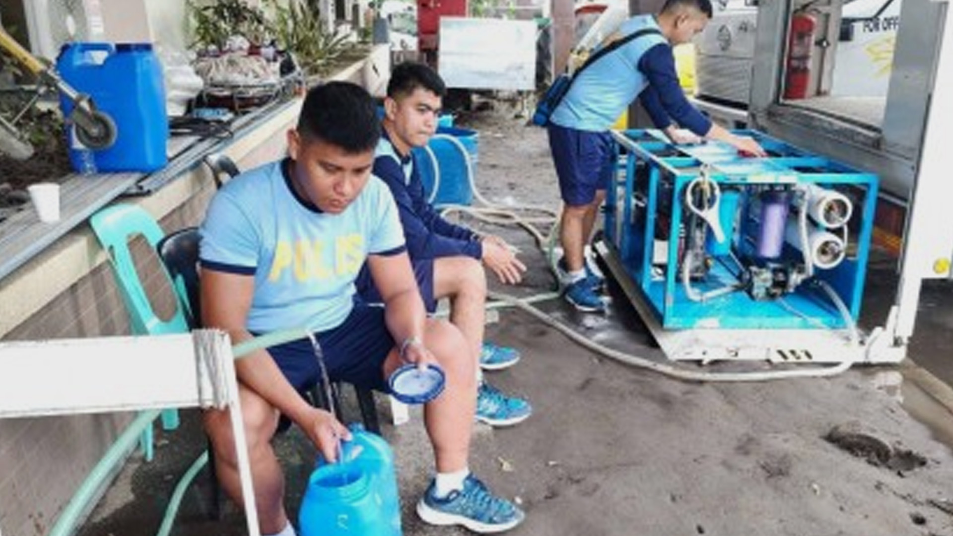 Cops Provide Clean, Potable Water To Storm Victims In Bicol | PAGEONE