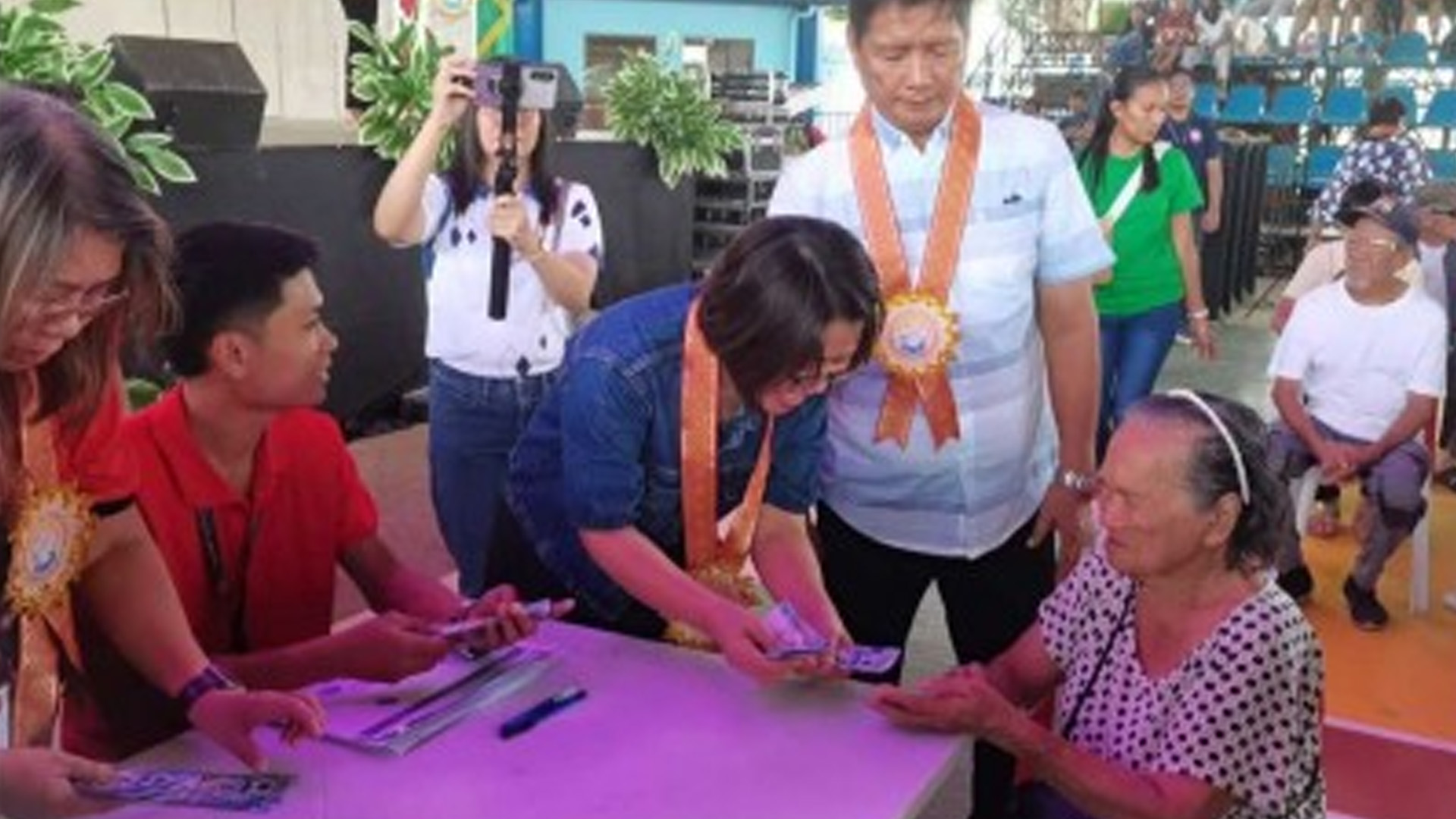 14 Negros Oriental Senior Citizens Get Cash Incentive | PAGEONE